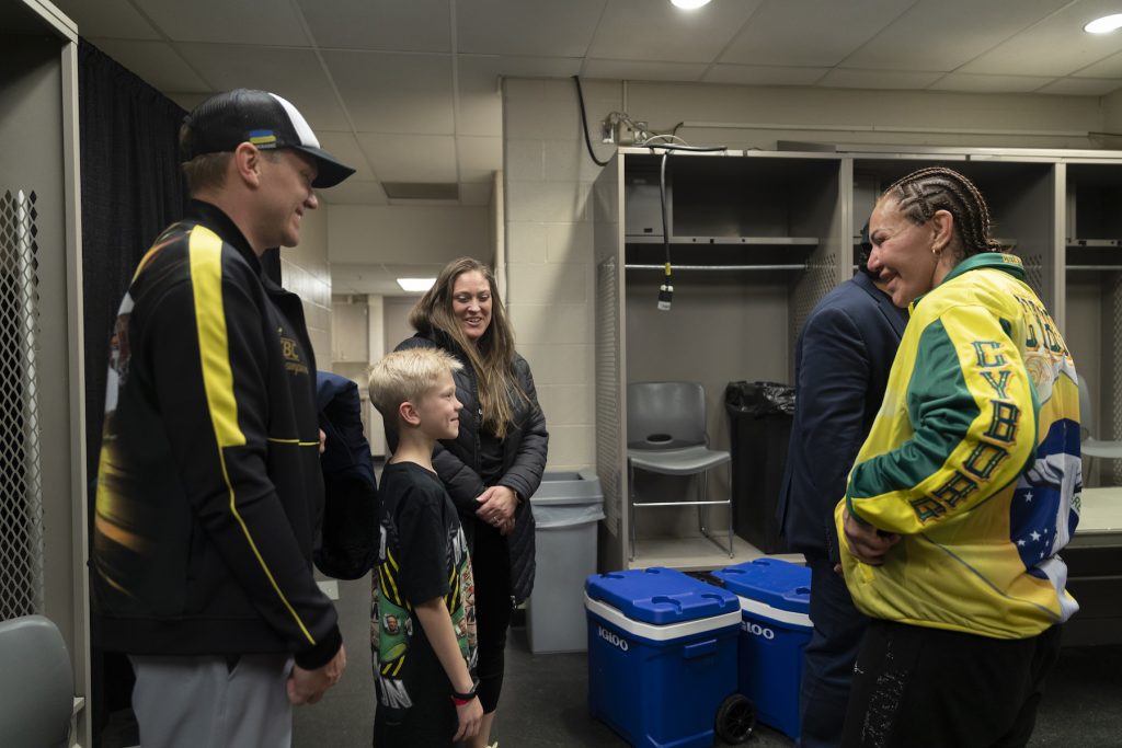 Cris Cyborg meets Child hero Bridger Walker before last fight - Cris ...